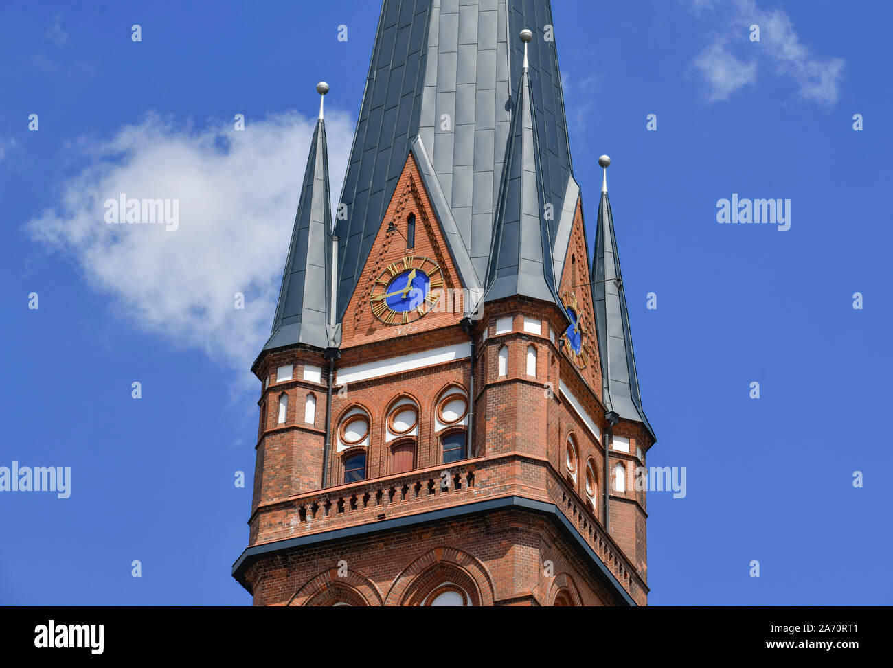Heiligkreuz kirche -Fotos und -Bildmaterial in hoher Auflösung – Alamy