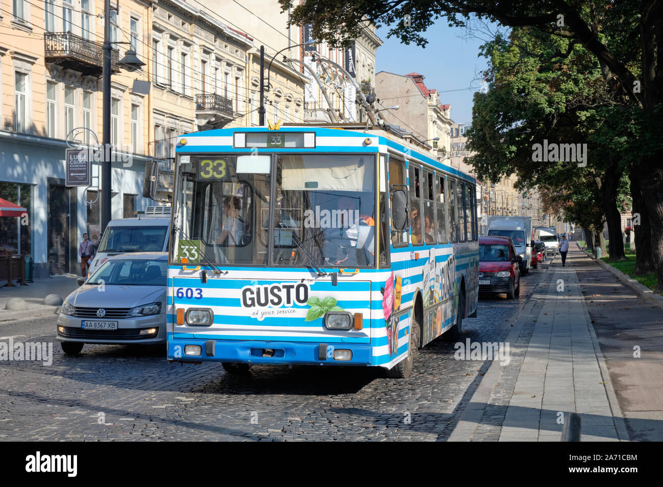 Der öffentliche Bus in Lviv, Ukraine, in der Werbung Farben Blau und ...