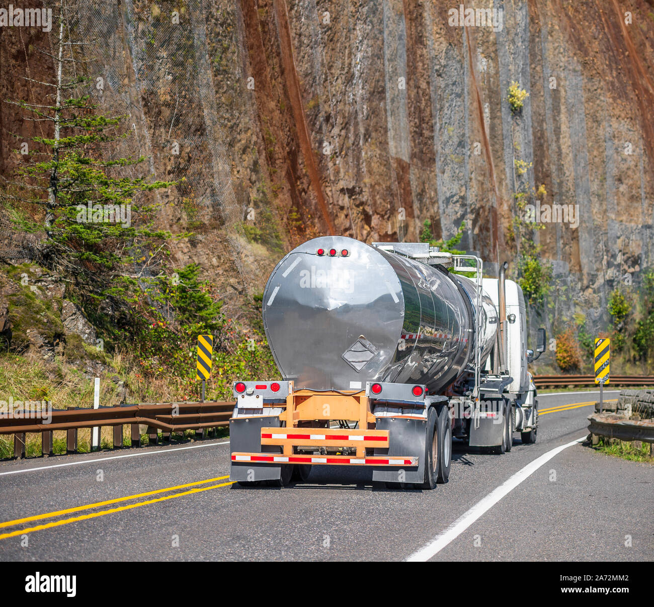 Heavy liquid transportation truck lorry -Fotos und -Bildmaterial in ...
