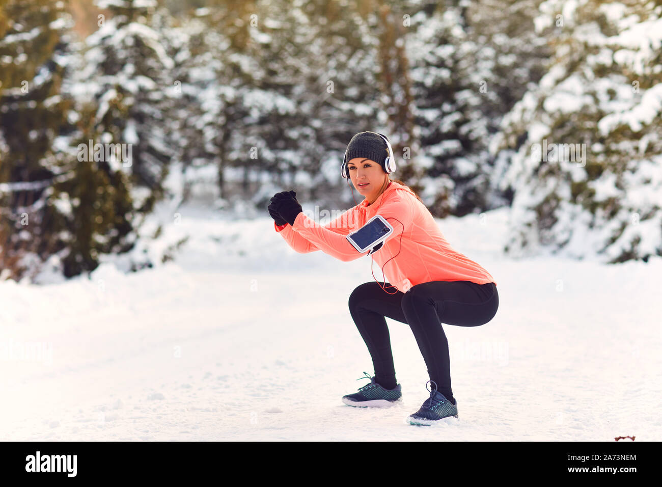Kniebeuge girl -Fotos und -Bildmaterial in hoher Auflösung – Alamy