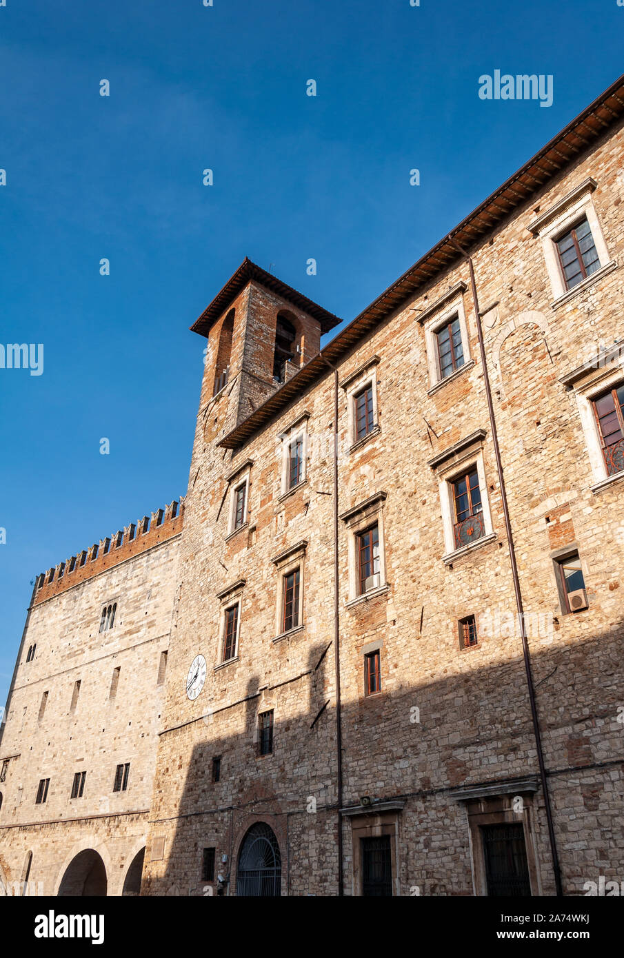 Todi in Umbrien, Italien. Blick auf das alte Dorf voll von ...