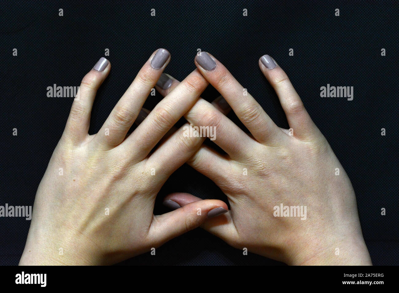Lange schlanke finger -Fotos und -Bildmaterial in hoher Auflösung – Alamy
