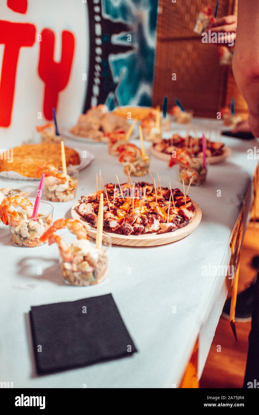 Voller teller buffet essen -Fotos und -Bildmaterial in hoher Auflösung ...