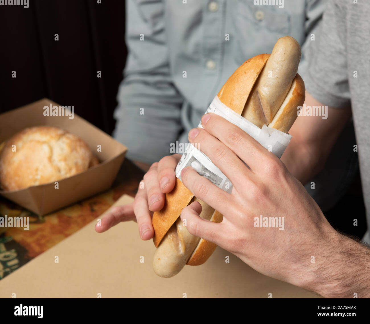 Mann, der wurst und pommes isst -Fotos und -Bildmaterial in hoher ...