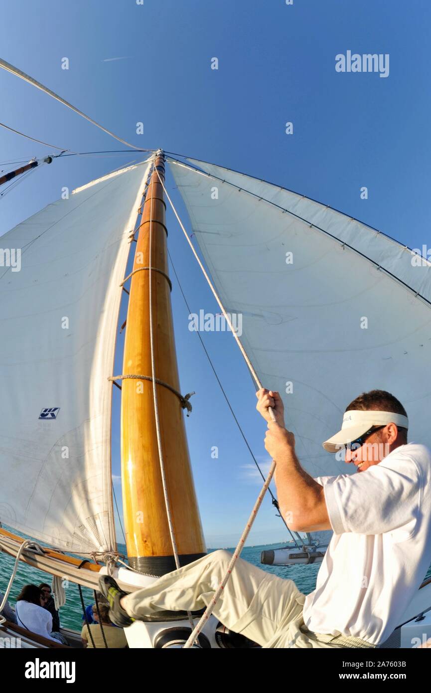 Schoner segelschiff crew -Fotos und -Bildmaterial in hoher Auflösung ...
