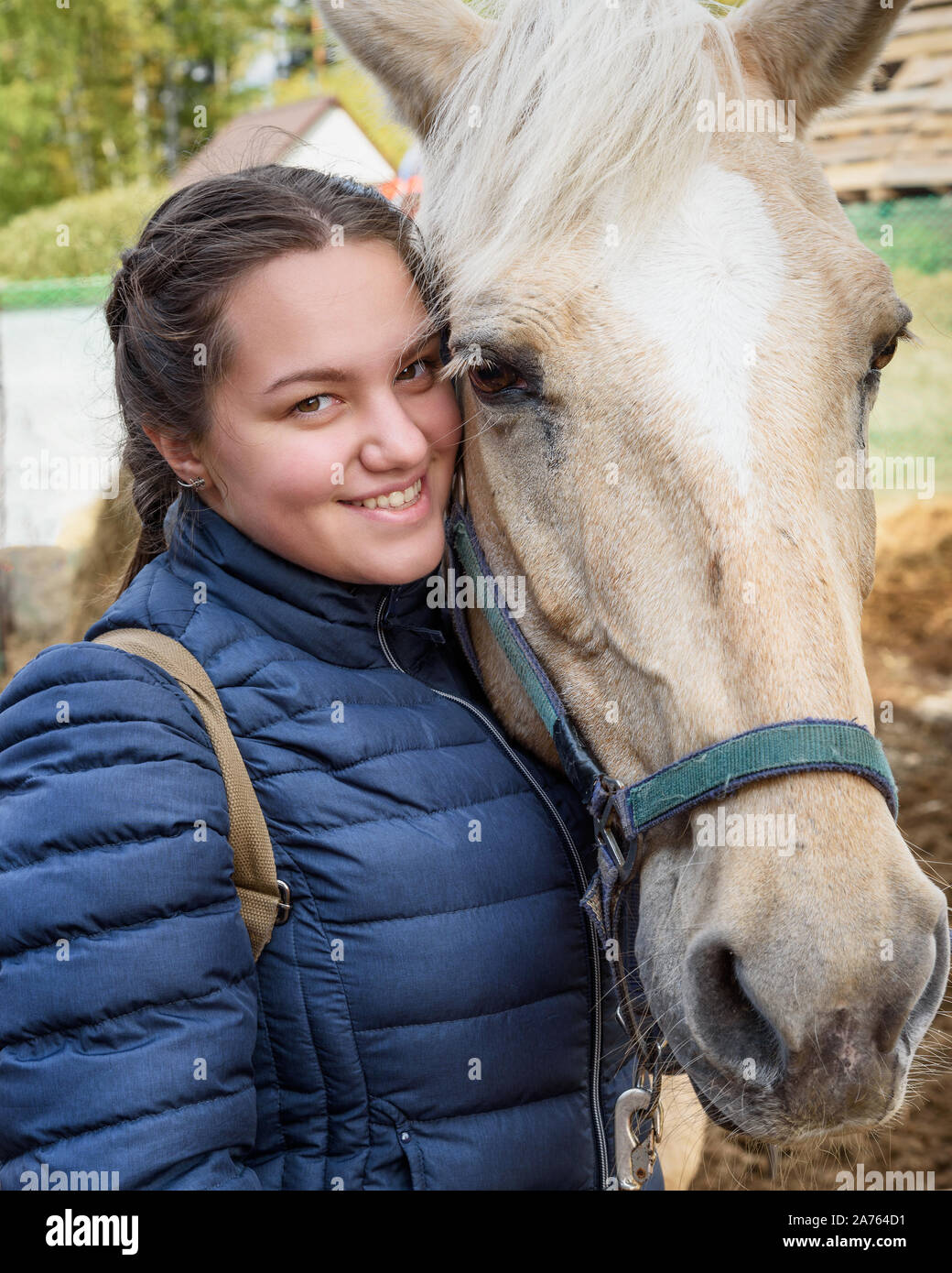 Girl with palomino horse -Fotos und -Bildmaterial in hoher Auflösung ...