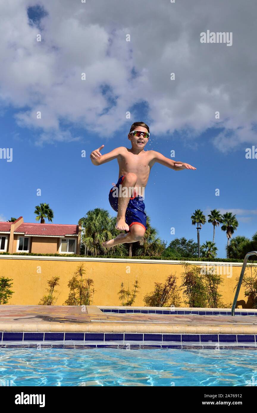 Im schwimmbad spielen -Fotos und -Bildmaterial in hoher Auflösung – Alamy
