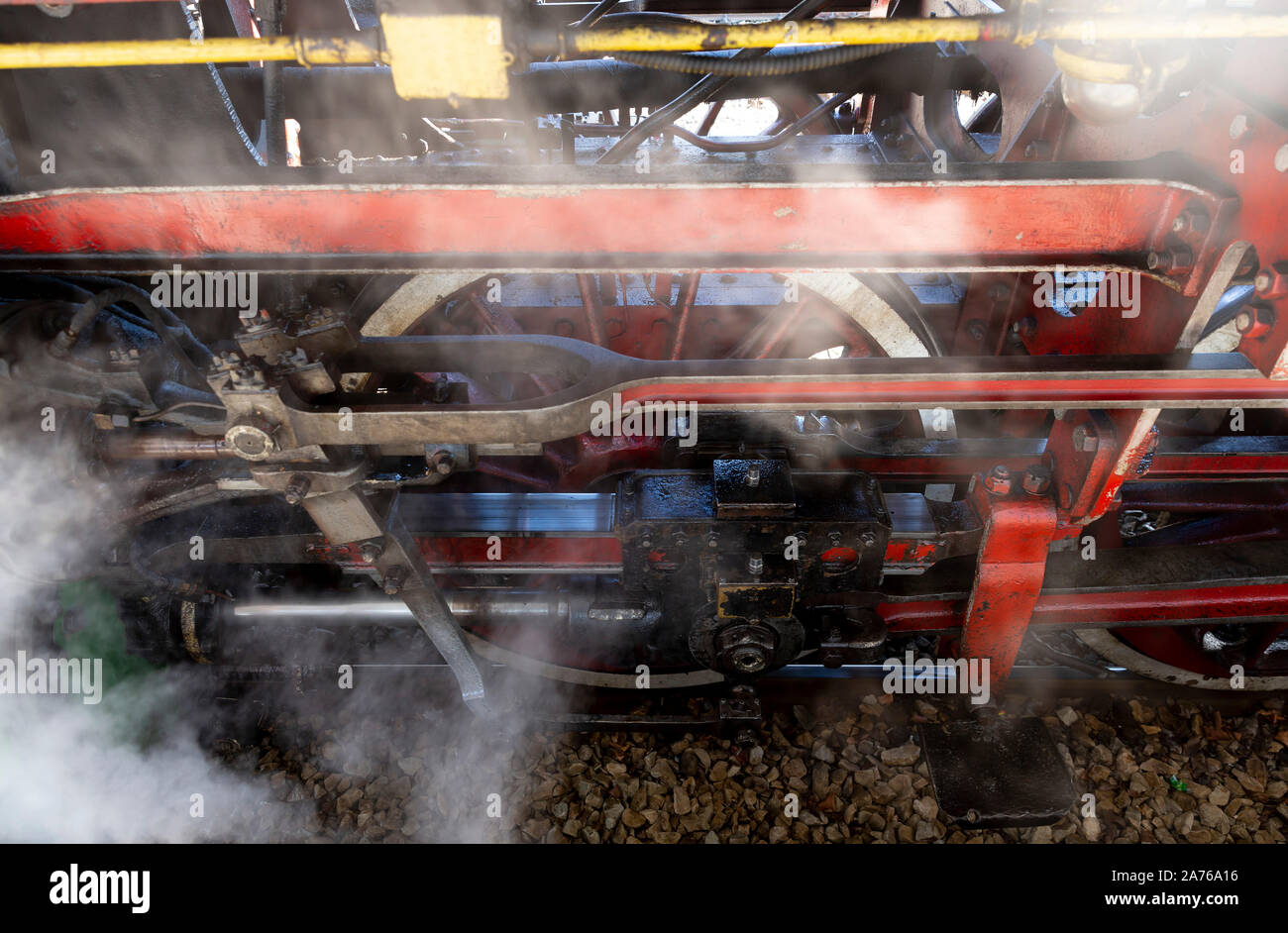 Rote Räder einer Dampflok Lokomotive auf dem Bahnhof Bahnhof vor der ...