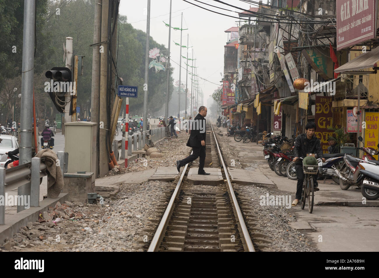 Hanoi, Vietnam - 06. März 2011: Der Mann, der dem Bahnübergang rund um ...
