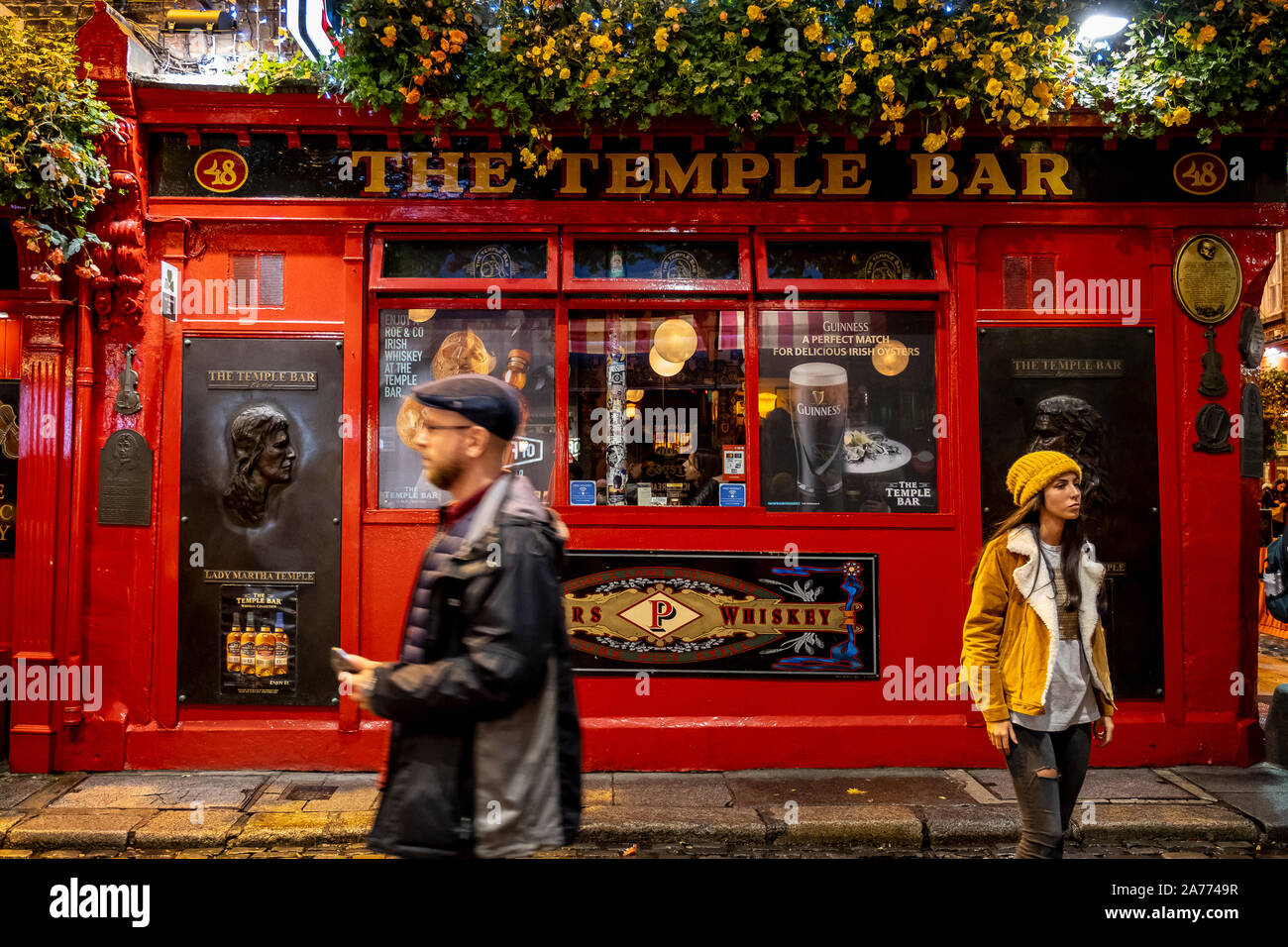 Fassade, der Temple Bar, einen traditionellen Pub in der Temple Bar ...