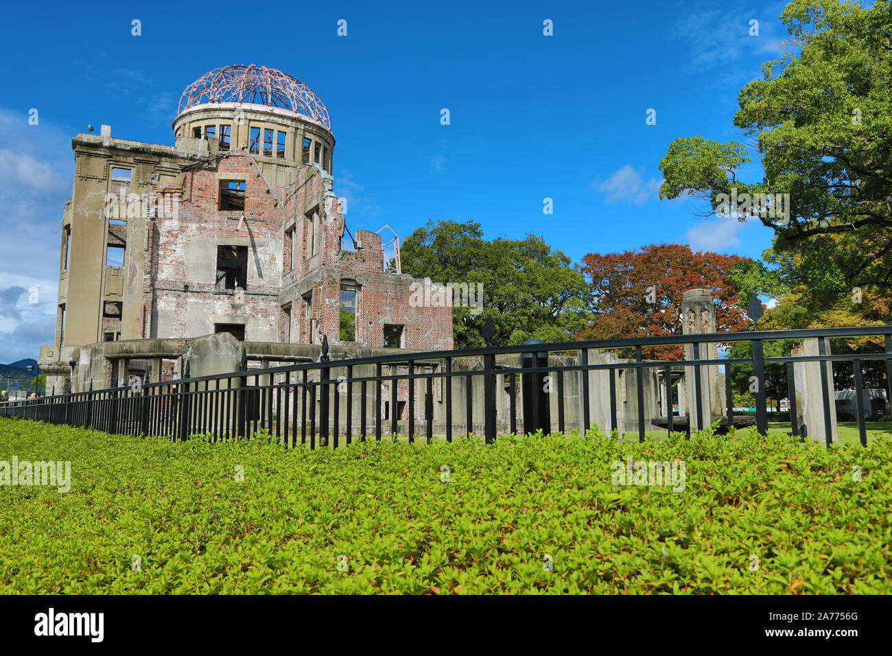 Die Genbaku Domu, Atomic Bomb Dome, in der Hiroshima Peace Memorial Park, Hiroshima, Japan ...