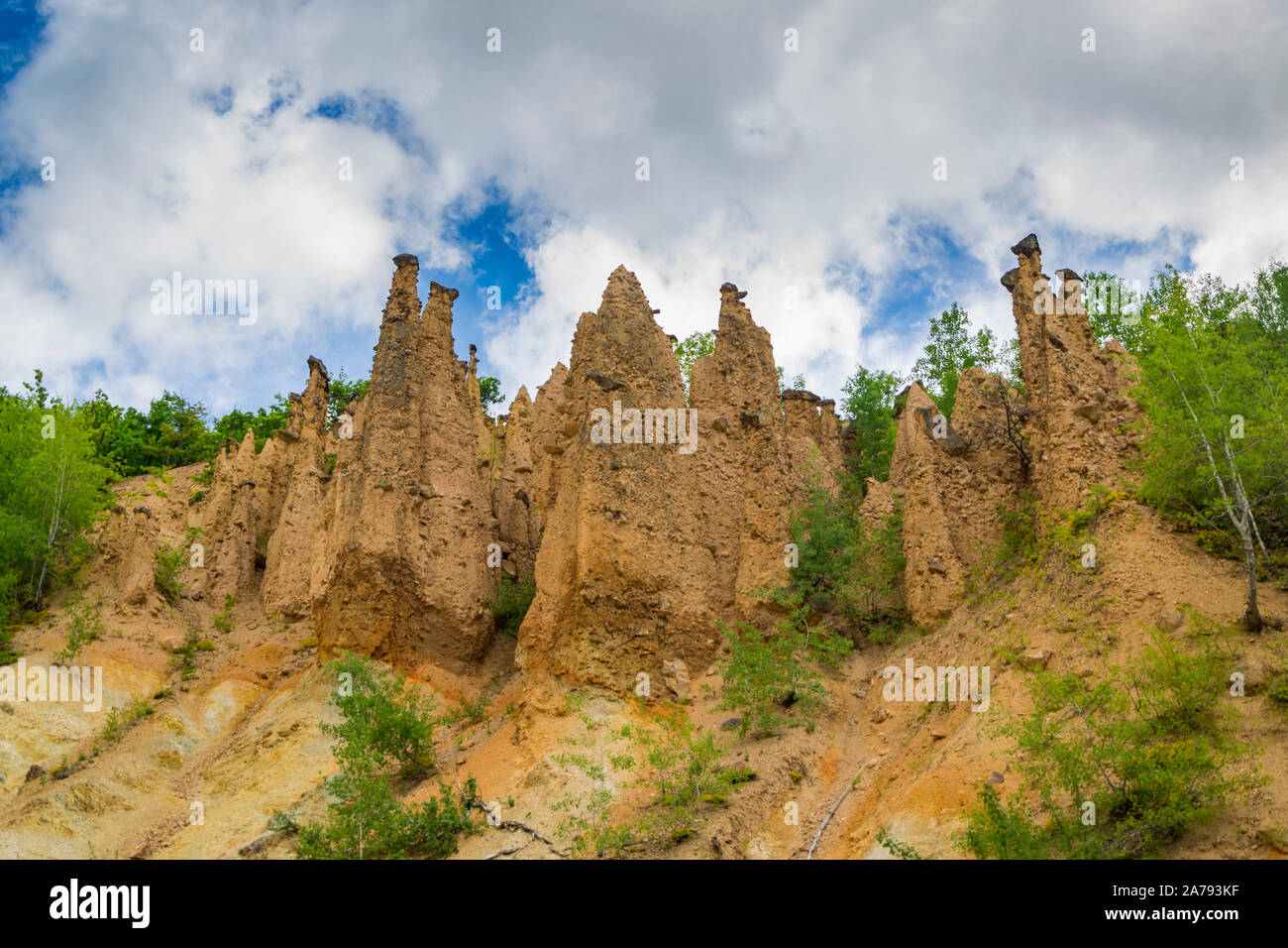 Panorama von Sandstein Pyramiden mit Steinen auf Top-Felsformationen in ...