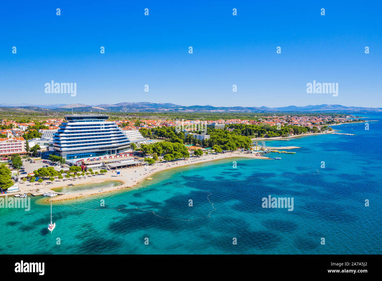 Stadt Vodice und unglaublich Türkisfarbenen Küste an der Adria Küste ...