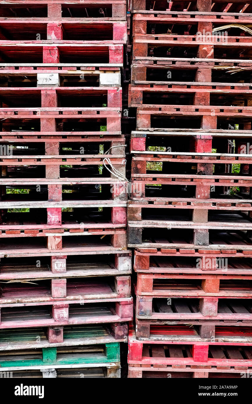 Stack wooden pallets -Fotos und -Bildmaterial in hoher Auflösung – Alamy