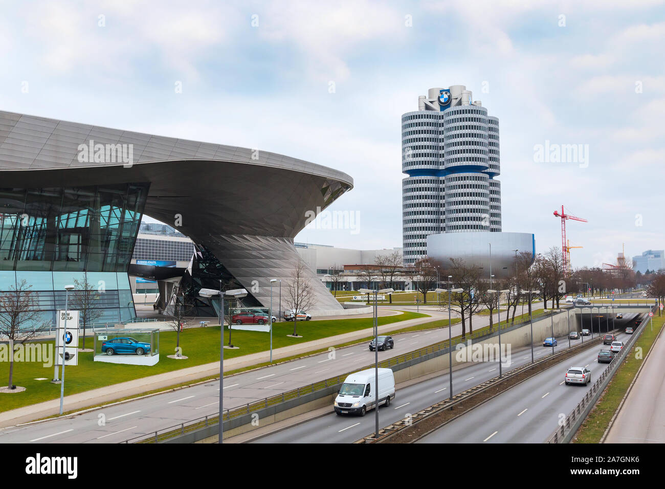 Bmw museum building -Fotos und -Bildmaterial in hoher Auflösung – Alamy