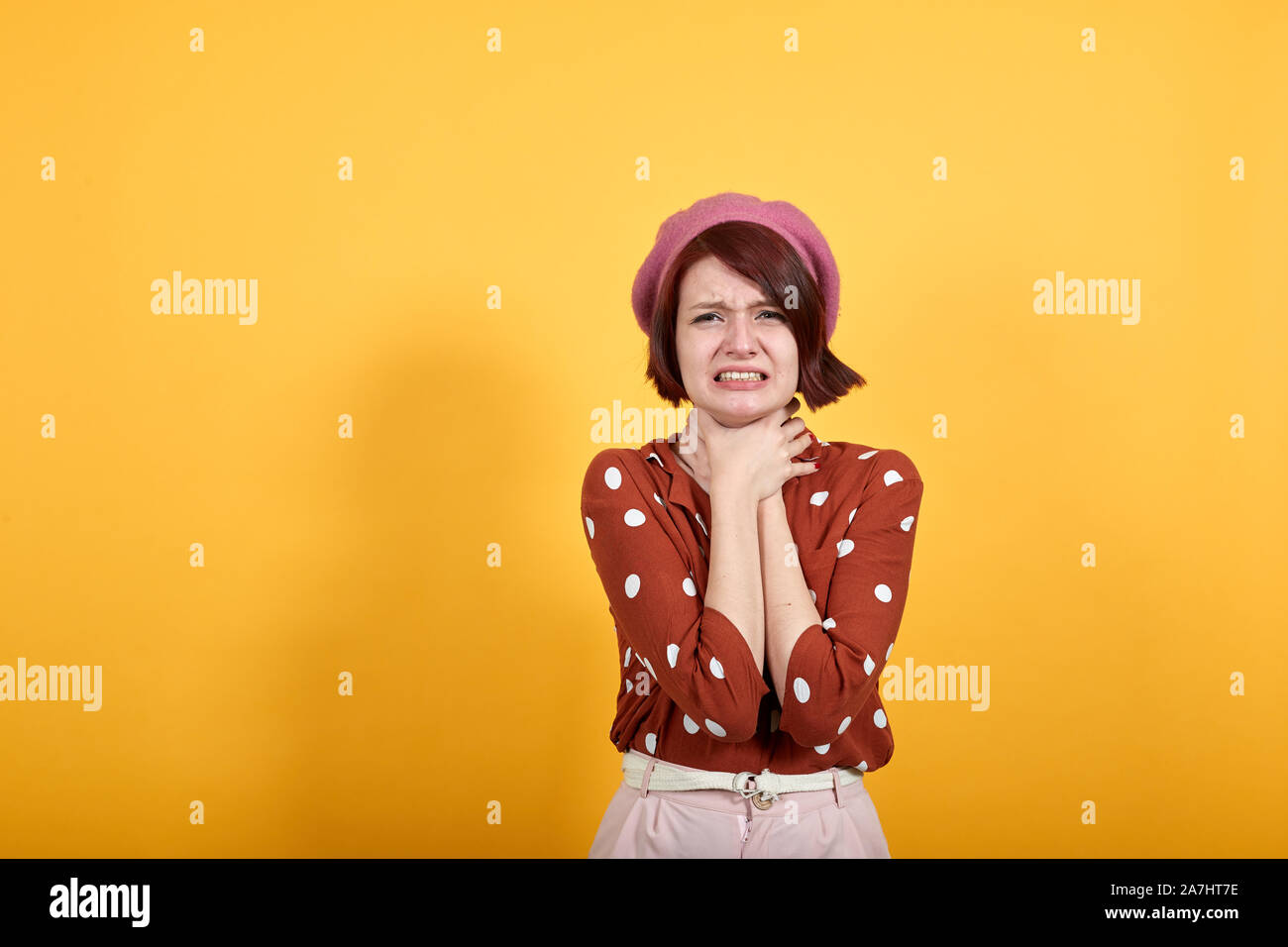 Strangle neck girl -Fotos und -Bildmaterial in hoher Auflösung – Alamy