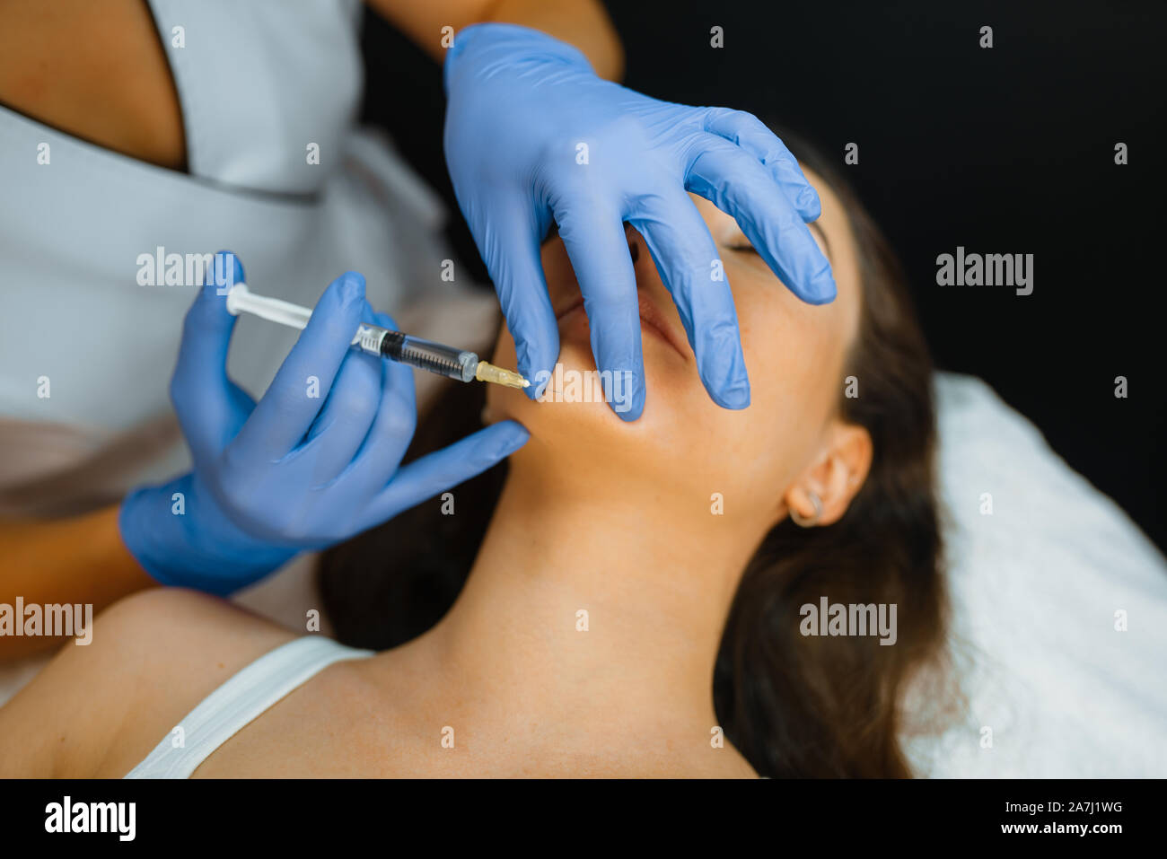 Kosmetikerin gibt Kinn Botox Injektion zu Patient Stockfotografie - Alamy