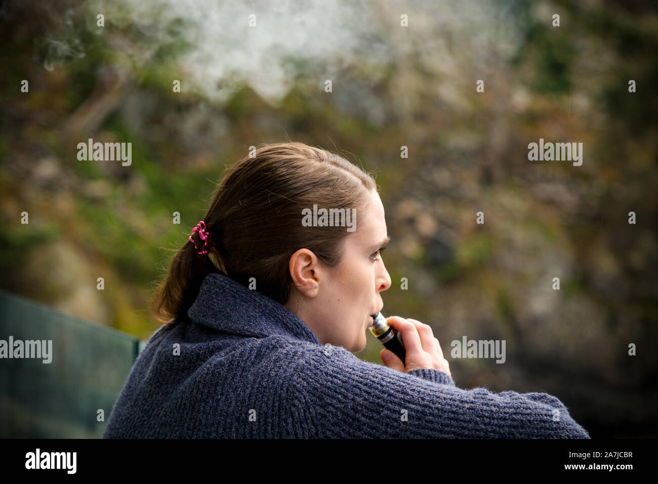 Zigarette rauchen am balkon -Fotos und -Bildmaterial in hoher Auflösung ...