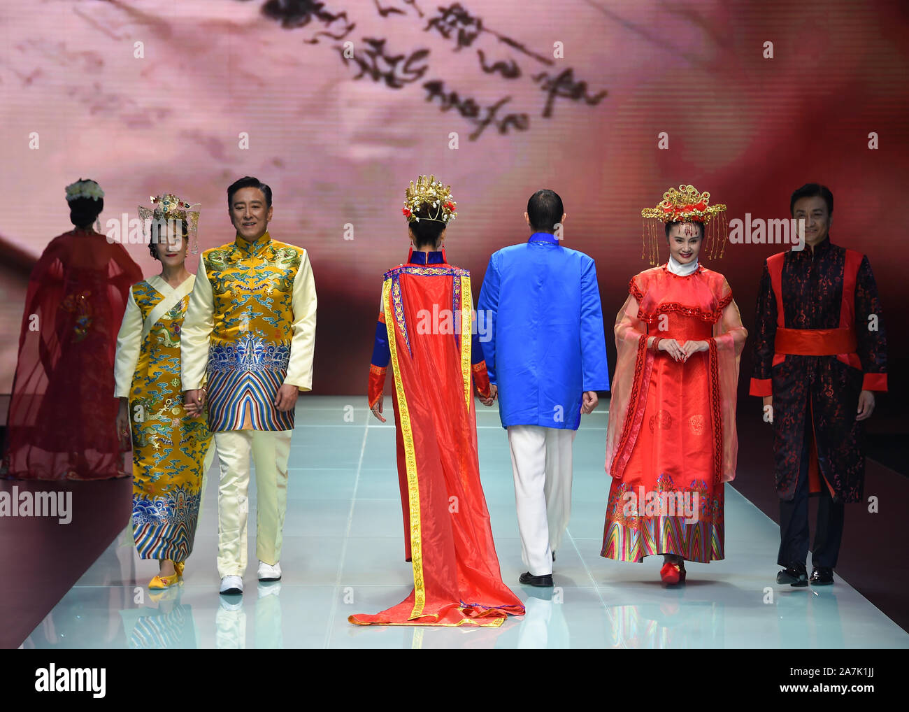 Ältere Modelle tragen traditionelle chinesische Outfit von Chen Fumei ...