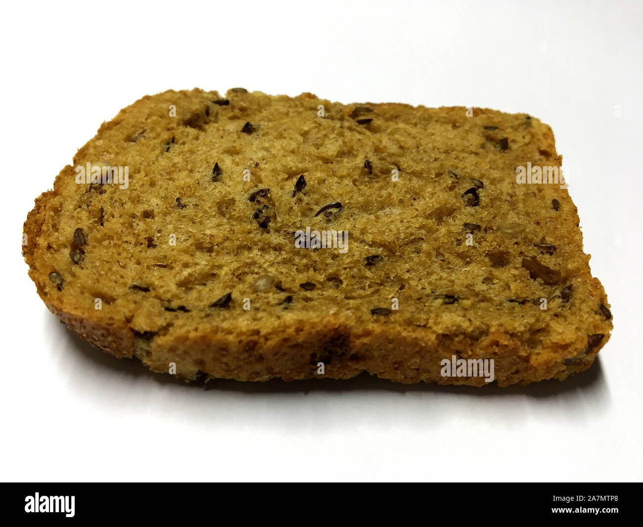Das Foto zeigt die Scheibe Toast, hausgemachtes Brot mit Kümmel ...