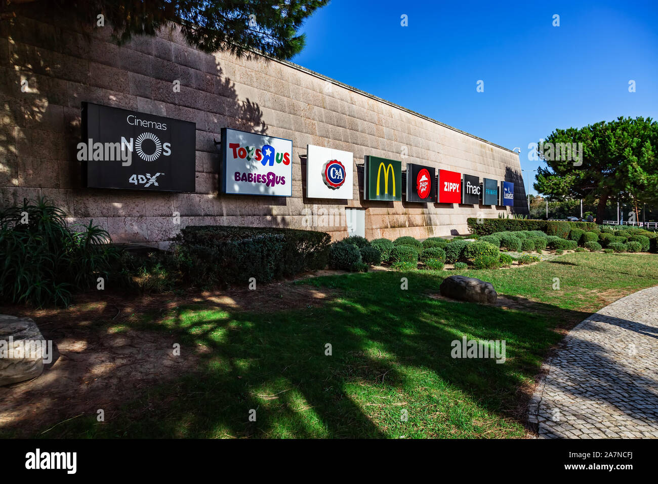 Almada, Portugal. An den Wänden der Almada Forum shopping center oder ...