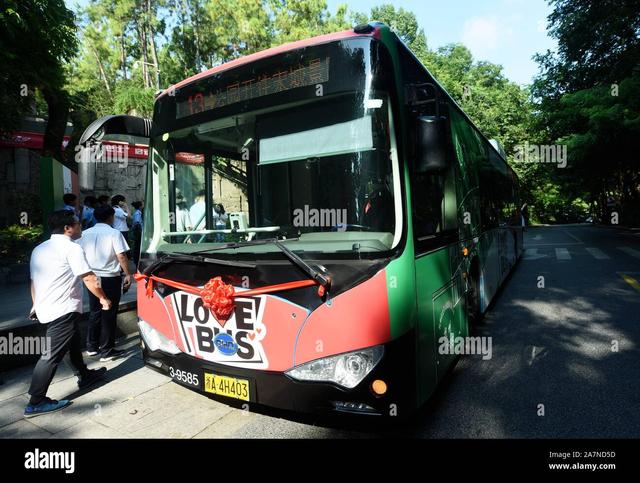 Ein elektrischer Bus von BYD von Hangzhou Bus Linie 1314 ist mit "Liebe ...