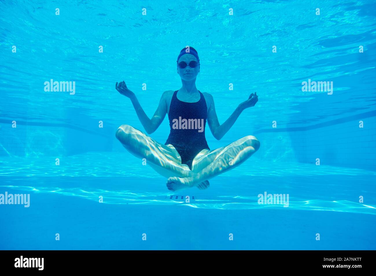 Frau sitzt unter wasser im pool -Fotos und -Bildmaterial in hoher ...