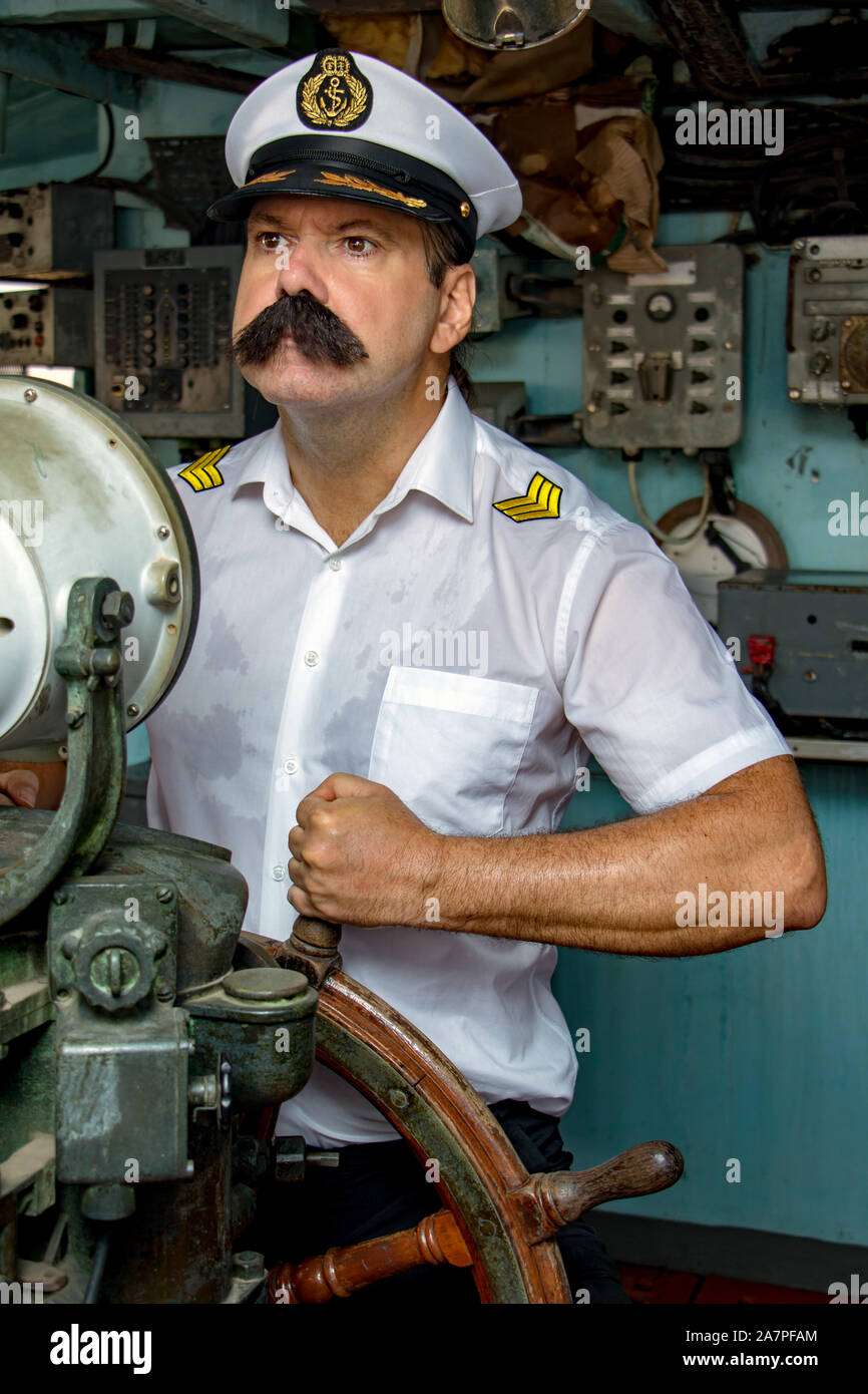 Ein Matrose Offizier - alte Salz in der Uniform ist das Schiff mit ...