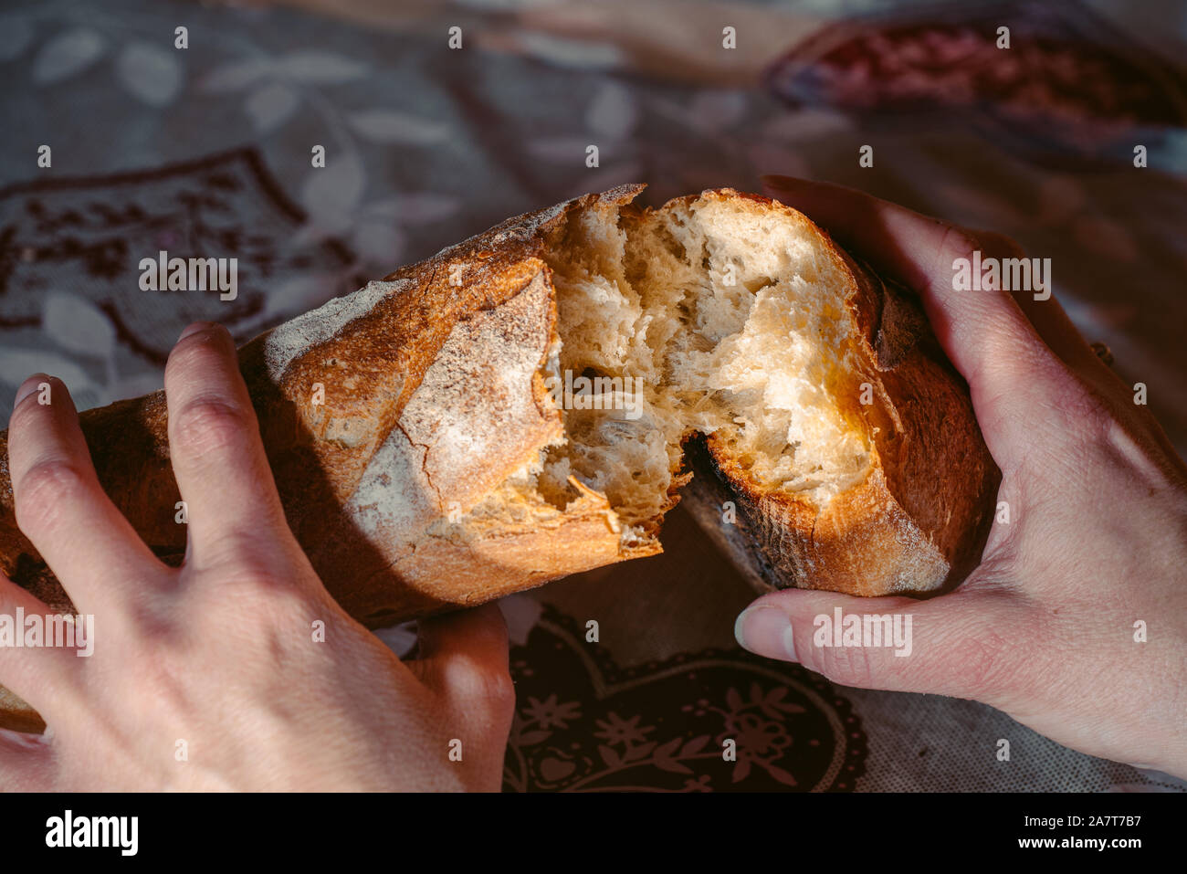 Breaking of bread -Fotos und -Bildmaterial in hoher Auflösung – Alamy