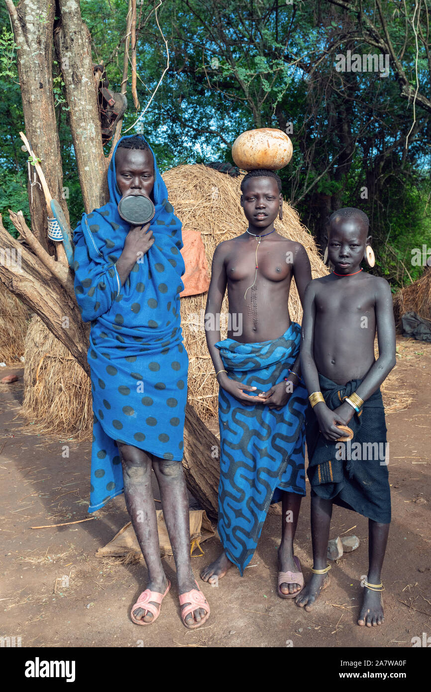 Äthiopien, OMO VALLEY, 6. Mai: Gruppe von Frauen und Kindern der ...
