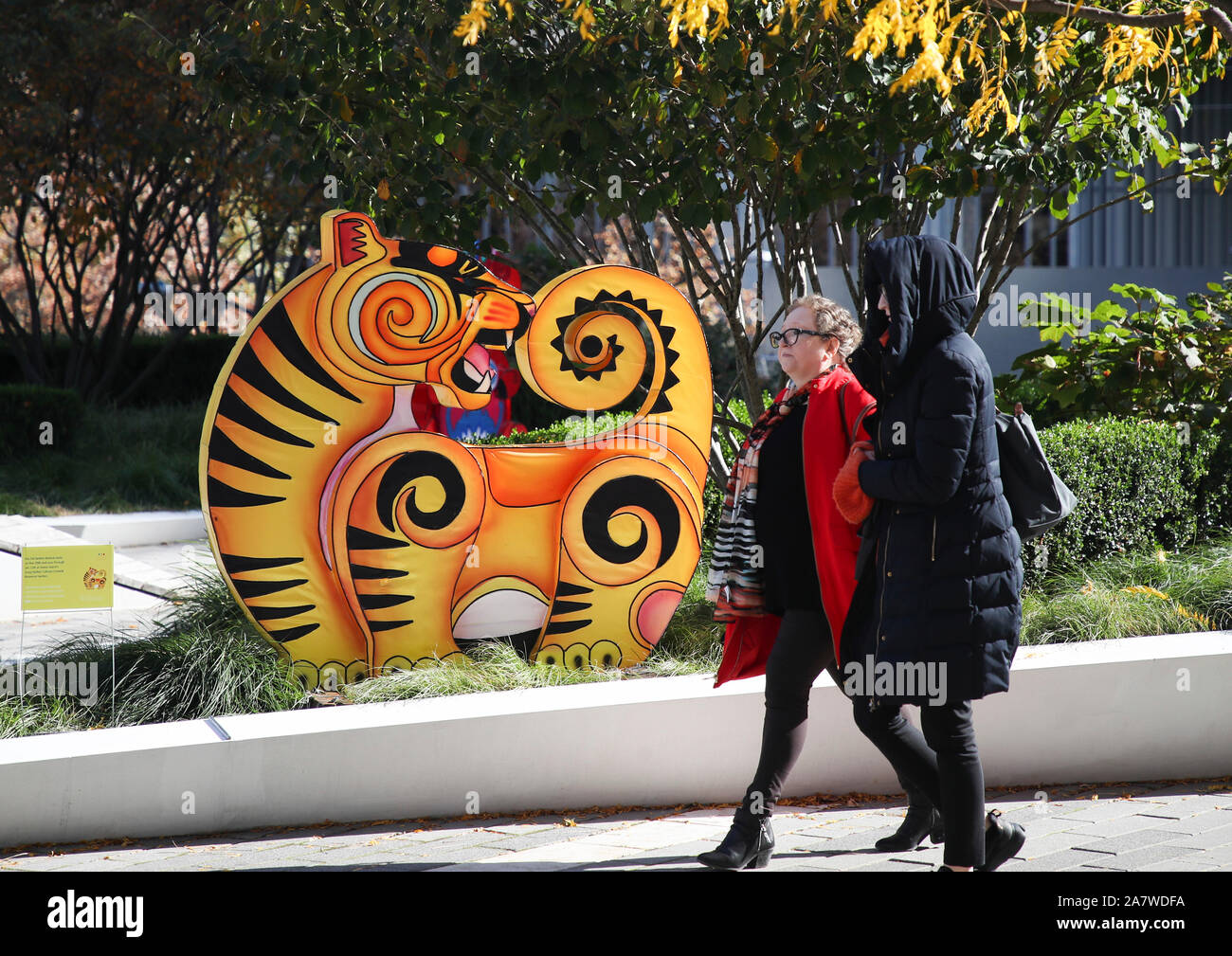 New York, USA. 4 Nov, 2019. Menschen gehen vorbei an einer Laterne ...