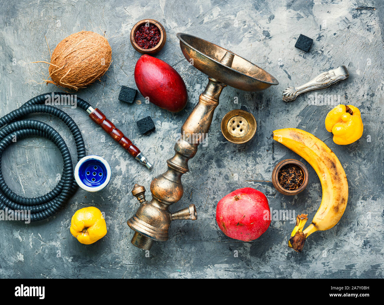Shisha rauchen mit Obst Tabak Aroma. Einzelheiten der türkische ...