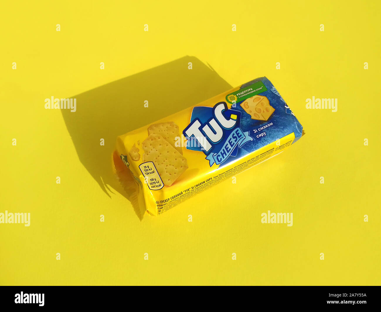 KHARKOV, UKRAINE - 1. NOVEMBER 2019: Tuc snack Pack auf hellen gelben ...