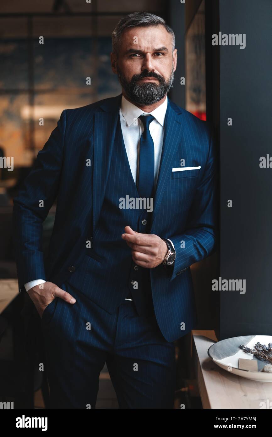 Mann Im Anzug Stockfotos und -bilder Kaufen - Alamy
