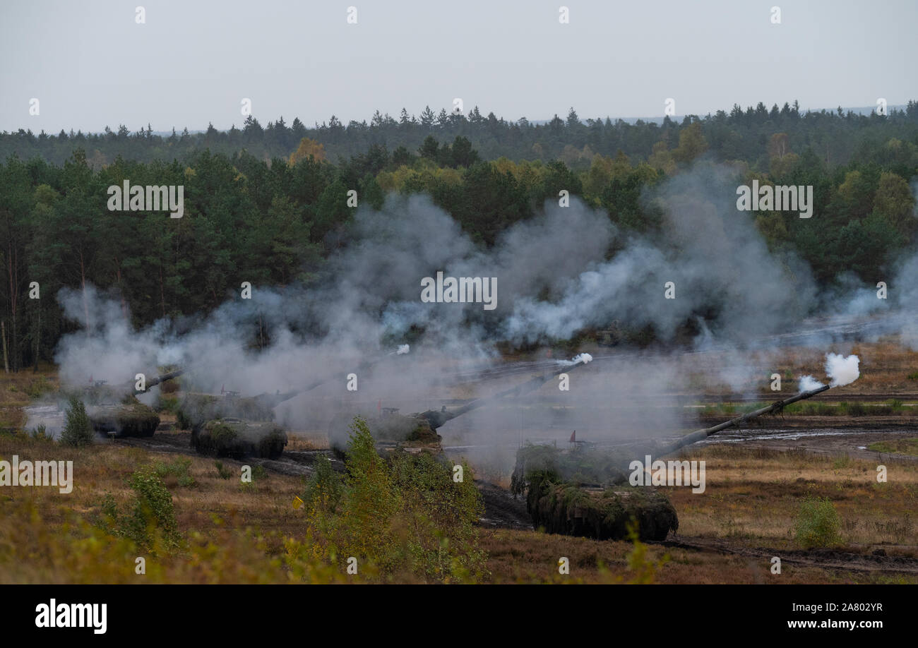 Deutsche haubitzen mit eigenantrieb -Fotos und -Bildmaterial in hoher ...