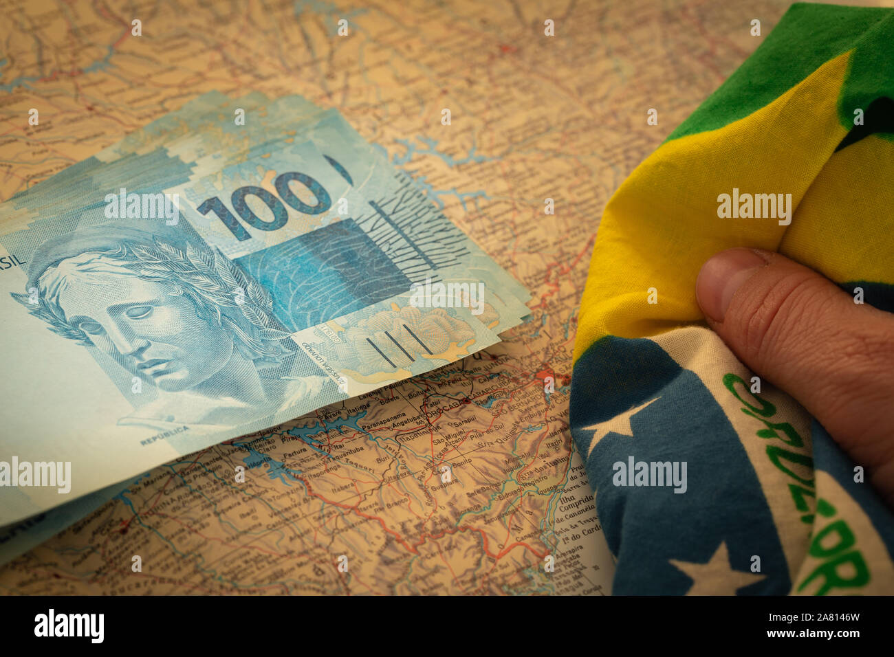 Brasilianische Geld, 100 Reais Banknote auf der Karte von Brasilien und ...