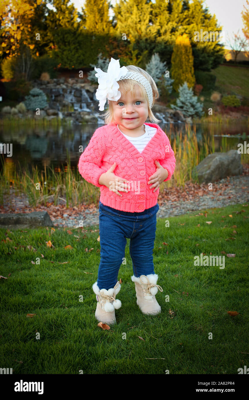 Skinny jeans girl -Fotos und -Bildmaterial in hoher Auflösung – Alamy