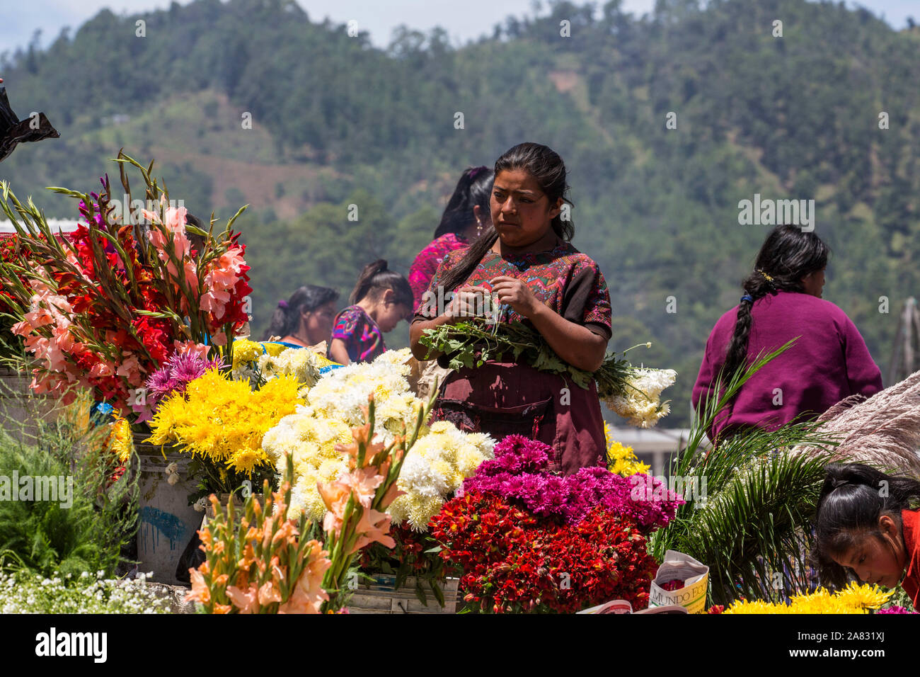Quiche Maya-Frau in traditioneller Kleidung Verkauf von Blumen auf den ...