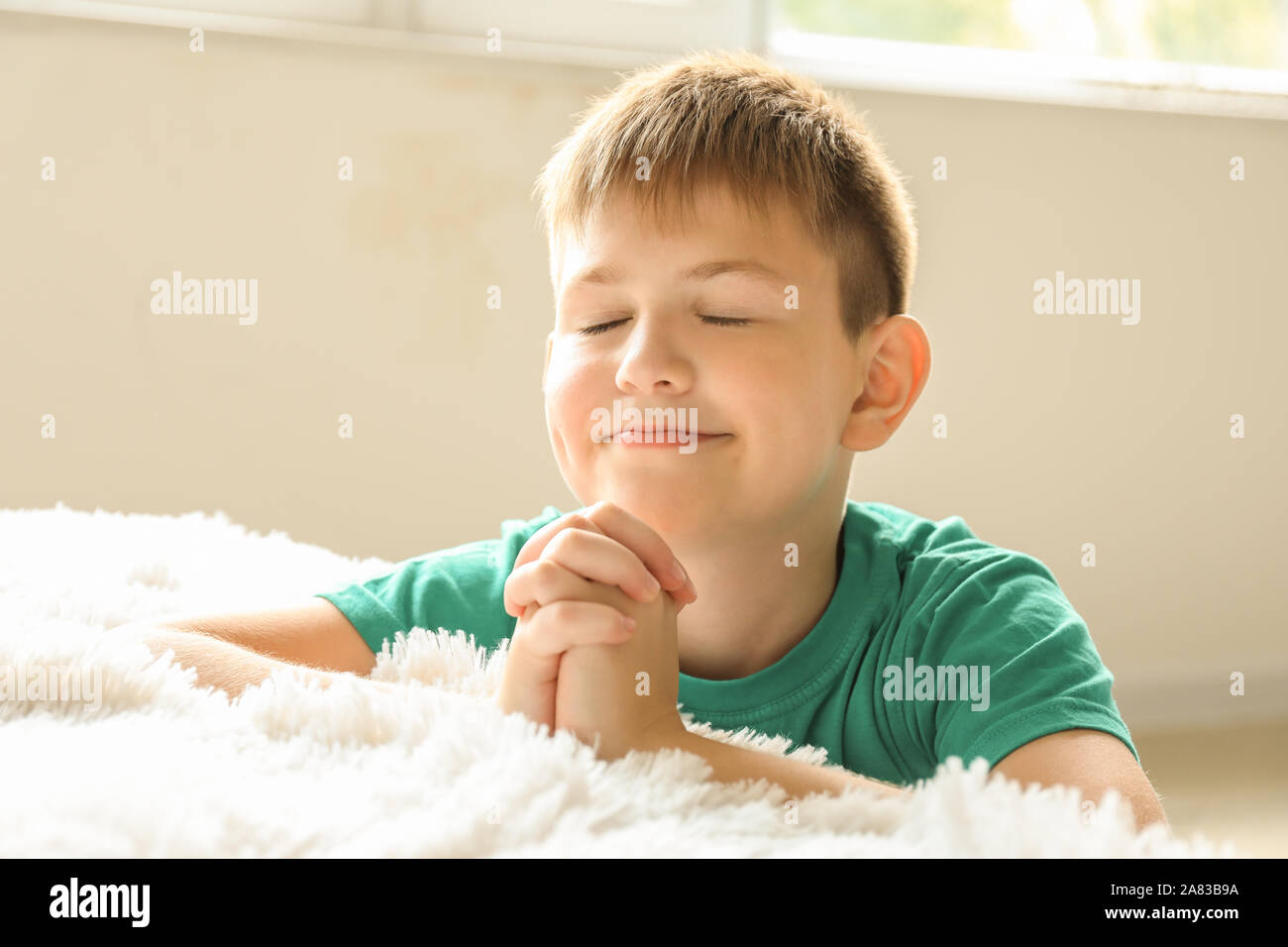 Junge bett beten -Fotos und -Bildmaterial in hoher Auflösung – Alamy