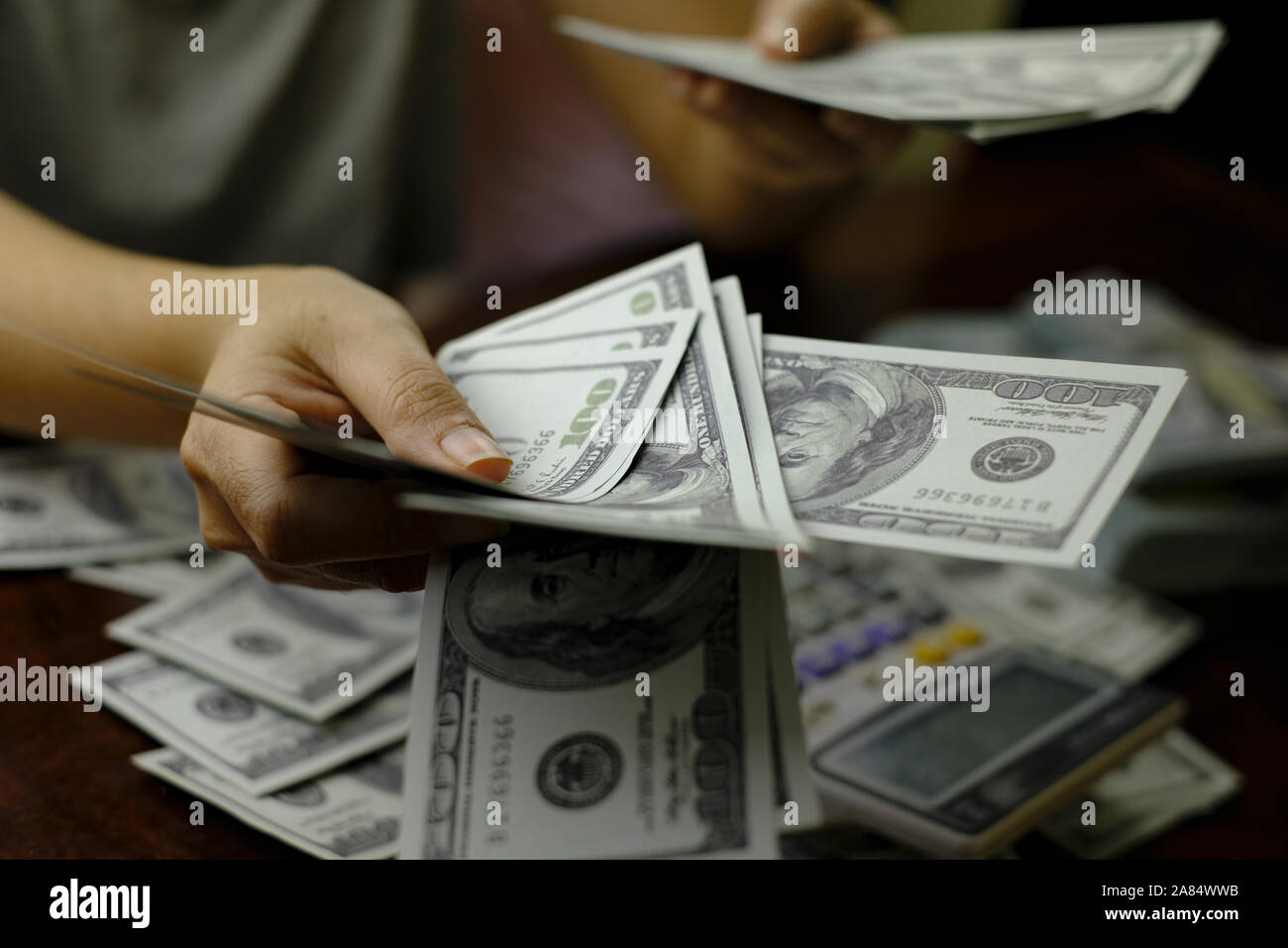Unternehmer Frauen zählen Geld auf einem Stapel von 100 US-Dollar ...