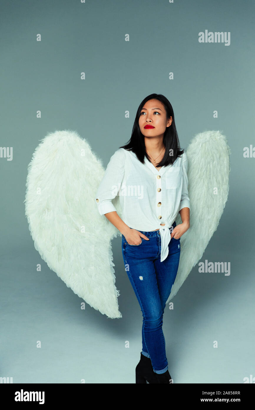 Angel costume -Fotos und -Bildmaterial in hoher Auflösung - Seite 2 - Alamy