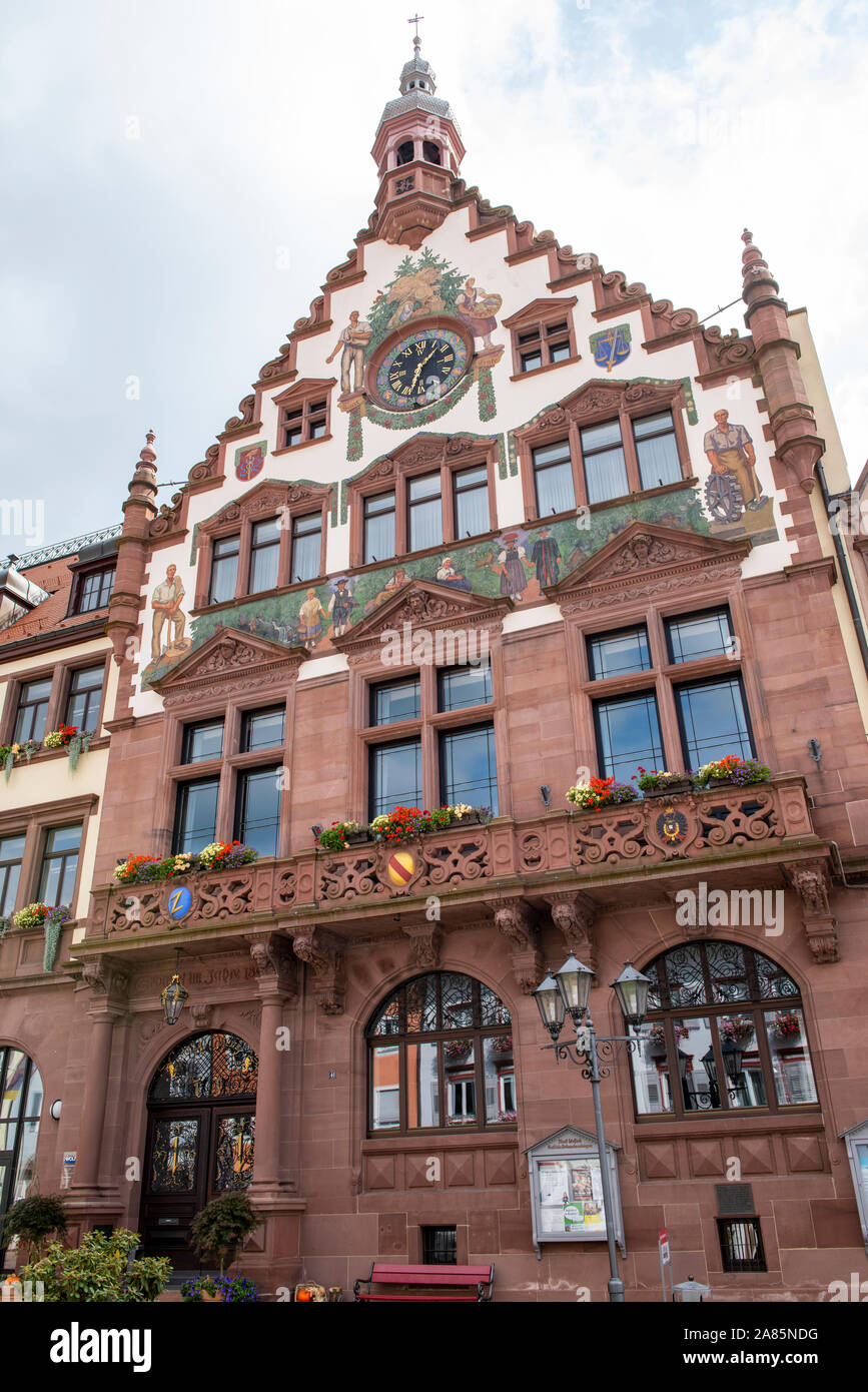 Rathaus in der hübschen Stadt Wolfach im Schwarzwald, Deutschland ...
