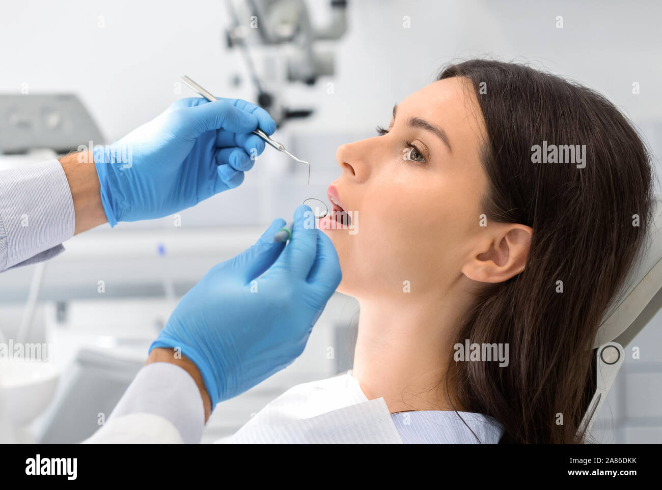 Frau beim zahnarzt bohren -Fotos und -Bildmaterial in hoher Auflösung – Alamy