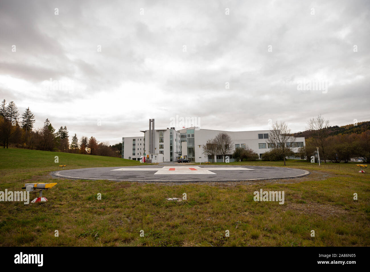Sebnitz, Deutschland. 05 Nov, 2019. Der Hubschrauberlandeplatz des ...