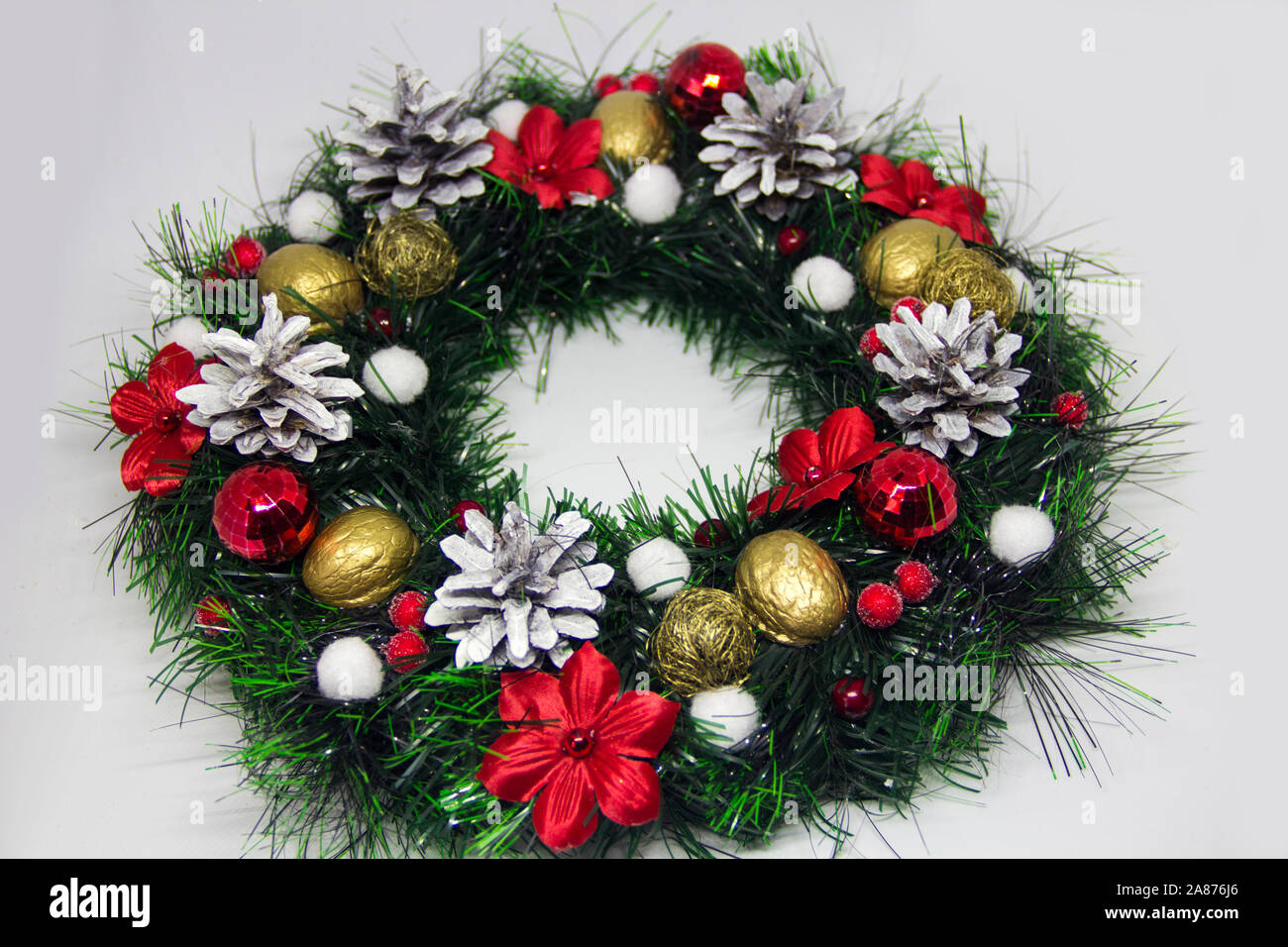 Weihnachten kranz auf einem weißen -Fotos und -Bildmaterial in hoher ...