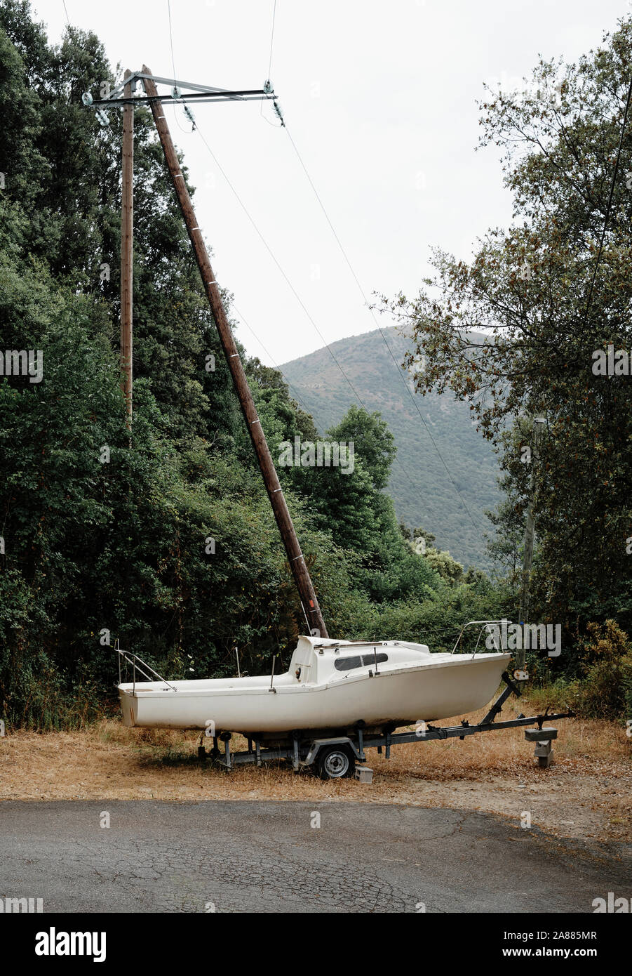 Ungerader telegraphenmast -Fotos und -Bildmaterial in hoher Auflösung ...