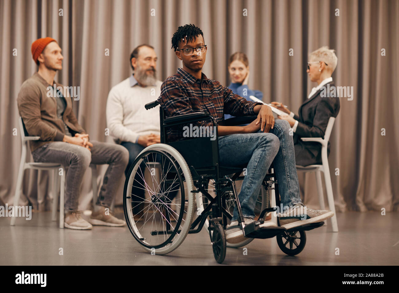 Portrait der Afrikanischen für behinderte Menschen im Rollstuhl an ...