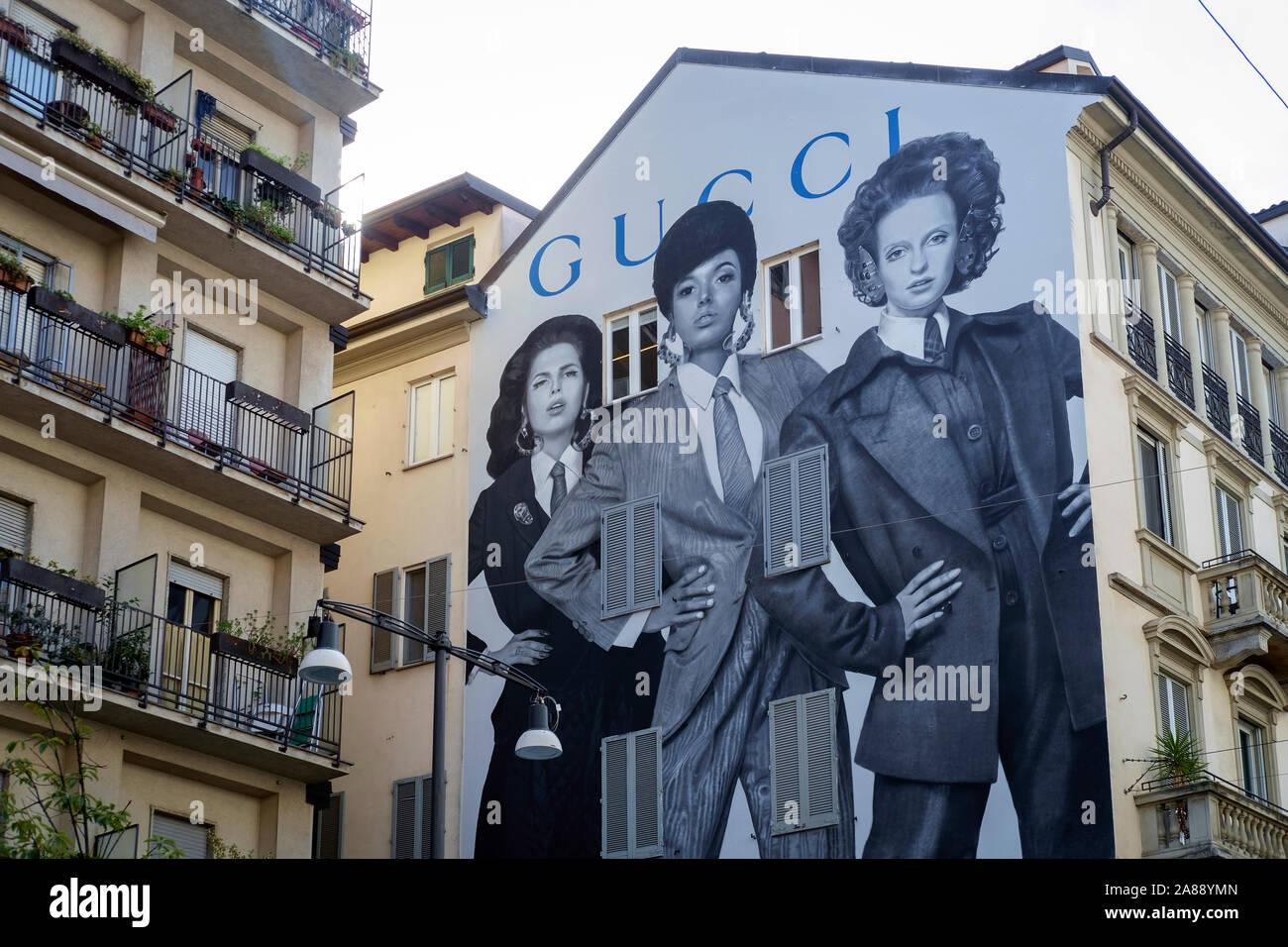 Milano, Italien, Corso Garibaldi Street. Big Gucci graffiti ...