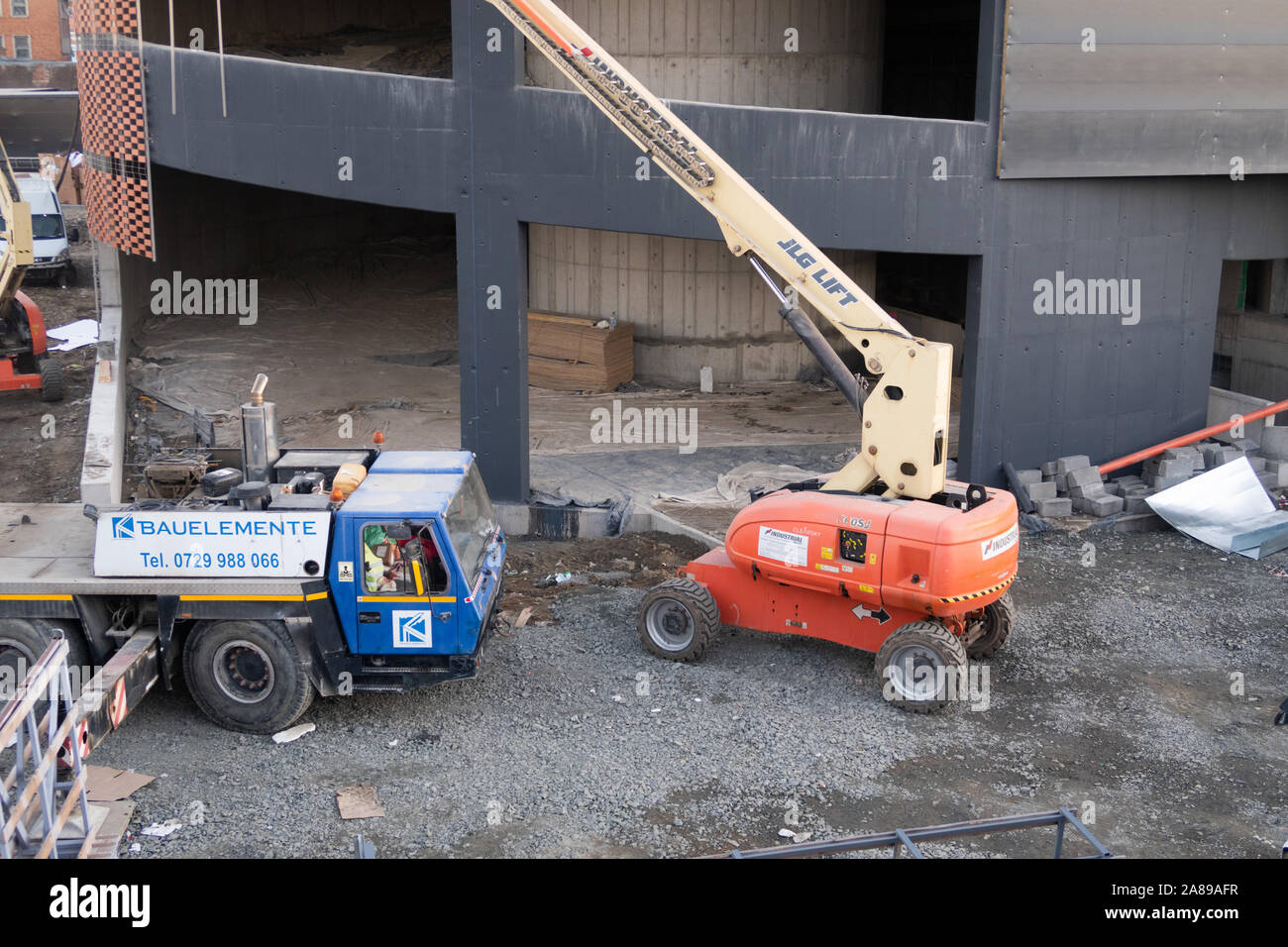 Sibiu, Rumänien - 5 Nov, 2019: Arbeiter an der Baustelle des Festival ...