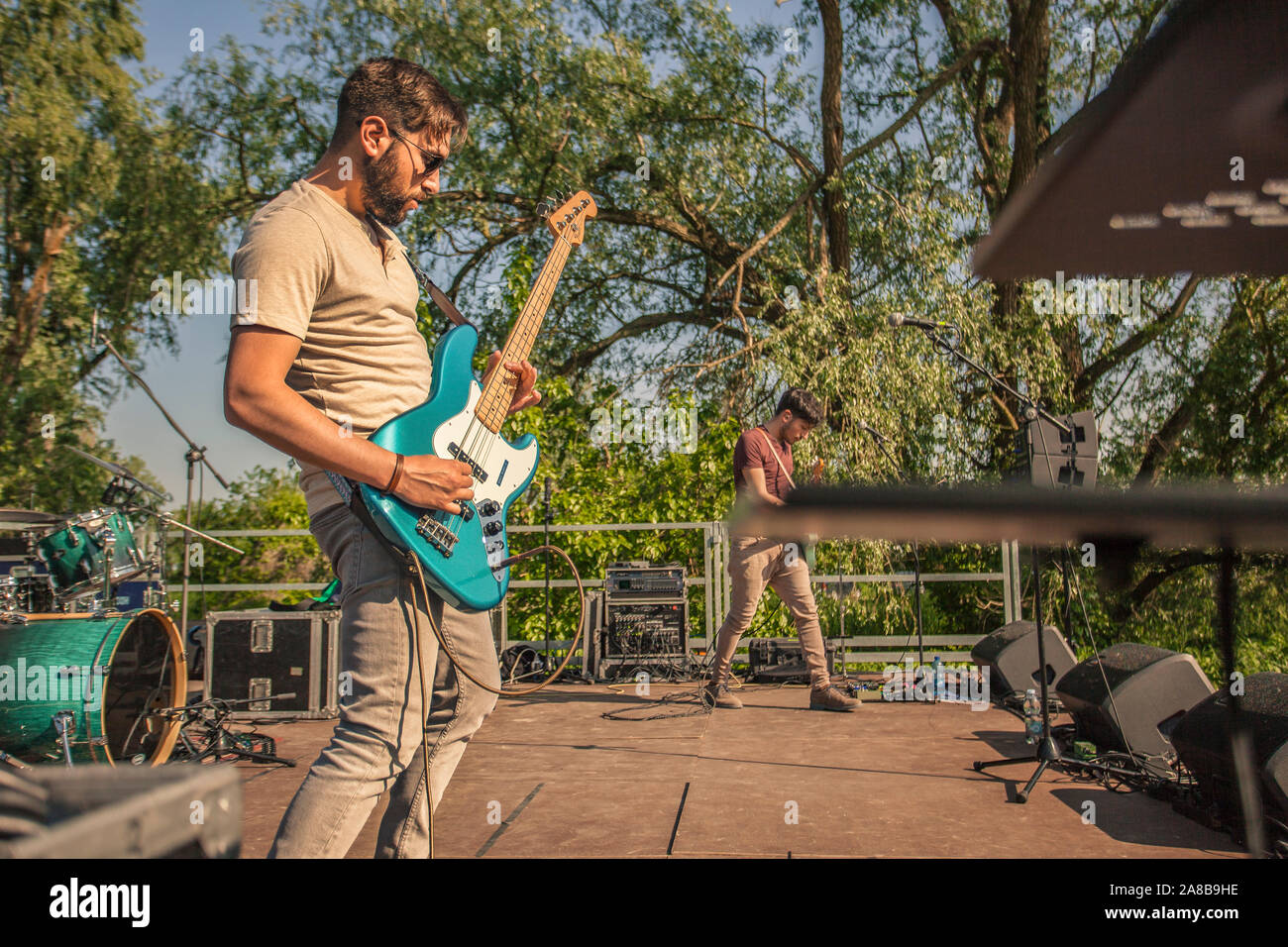 Sechssaitiger Akustischer Bass Stockfotos und -bilder Kaufen - Alamy